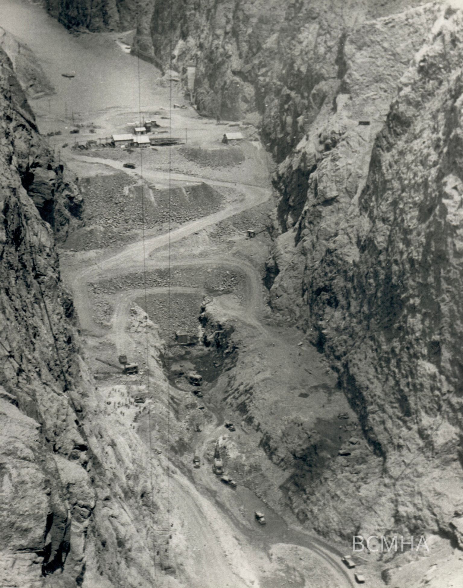 Hoover Dam - construction: foundation excavation